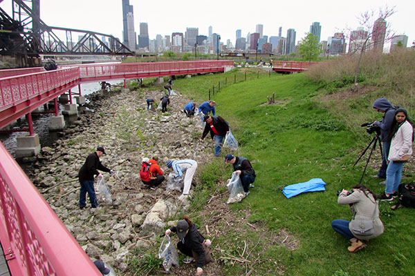 Loop North News - Volunteers remove 80 tons of trash from Chicago River